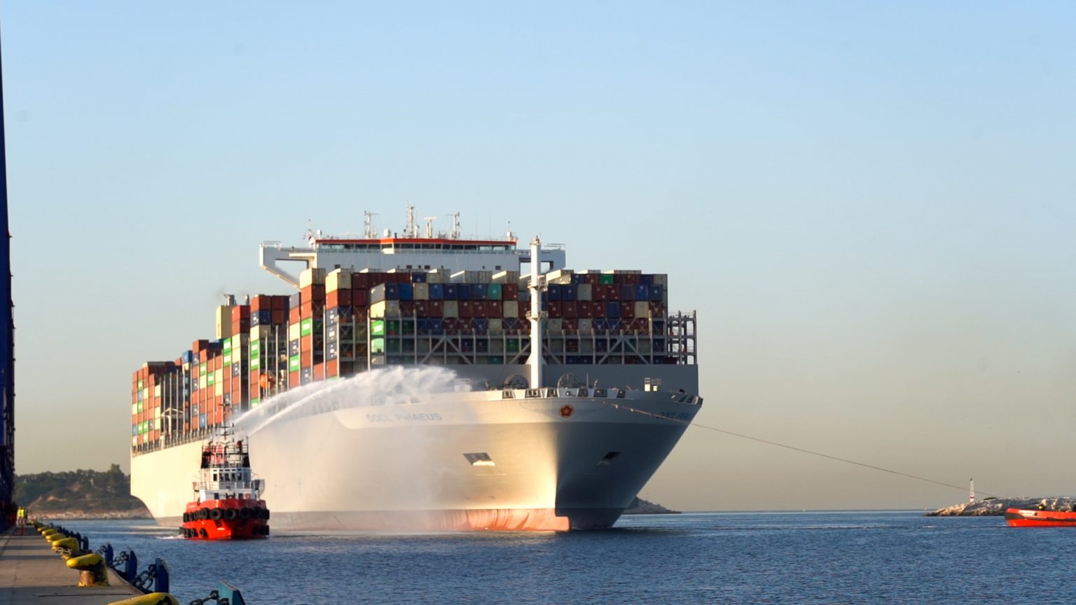 Giant containership “OOCL Piraeus” “eclipses” the port of Piraeus [pics ...