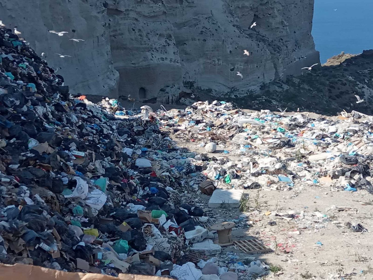 Σαντορίνη: Σκουπίδια στην καρδιά της Καλντέρας με… θέα θάλασσα - ΤΑ ΝΕΑ