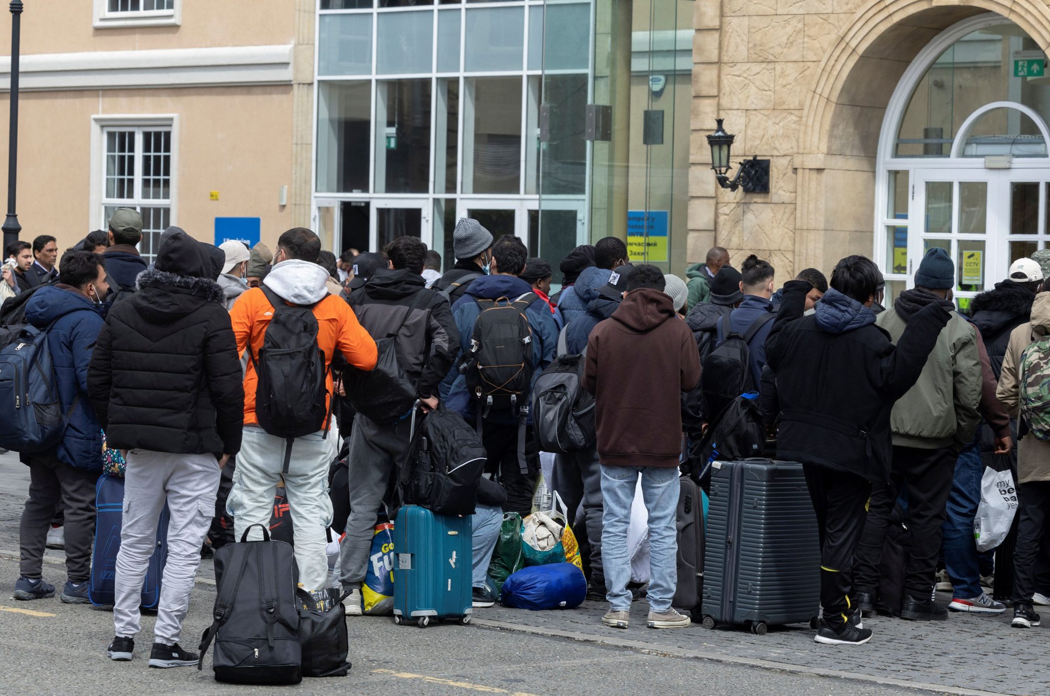 Economist: Η μετανάστευση αυξάνεται προκαλώντας μεγάλες οικονομικές ...