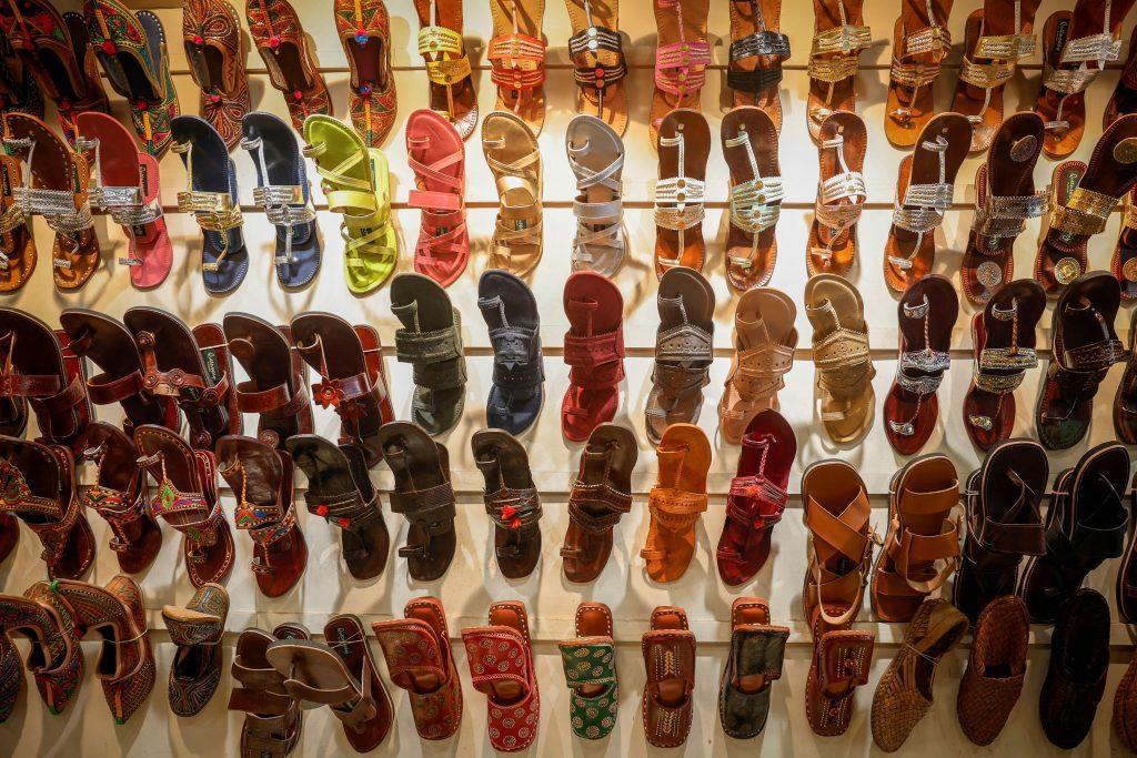 Prada - Kolhapuri chappals: Πώς τα ινδικά σανδάλια γίνονται διεθνές ...